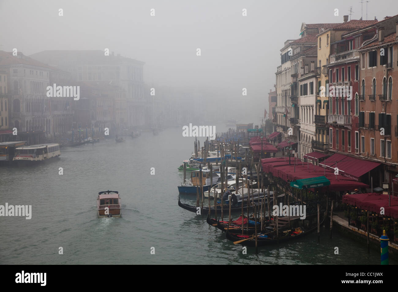 Narrow channels in venice hi-res stock photography and images - Alamy