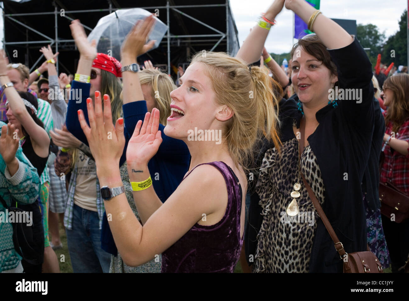 Music crowd girls cheer hi-res stock photography and images - Alamy