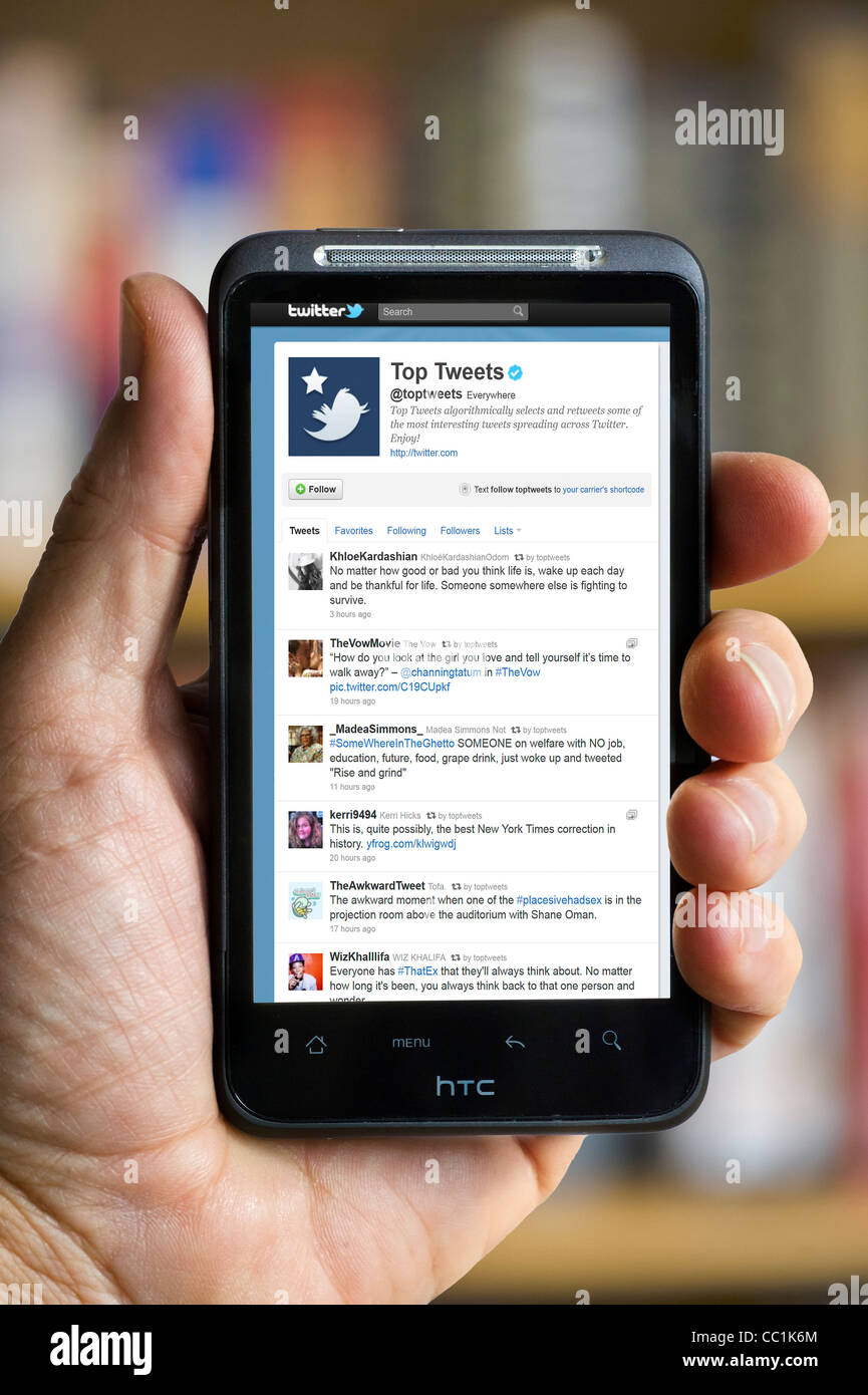 Mobile twitter hi-res stock photography and images - Alamy