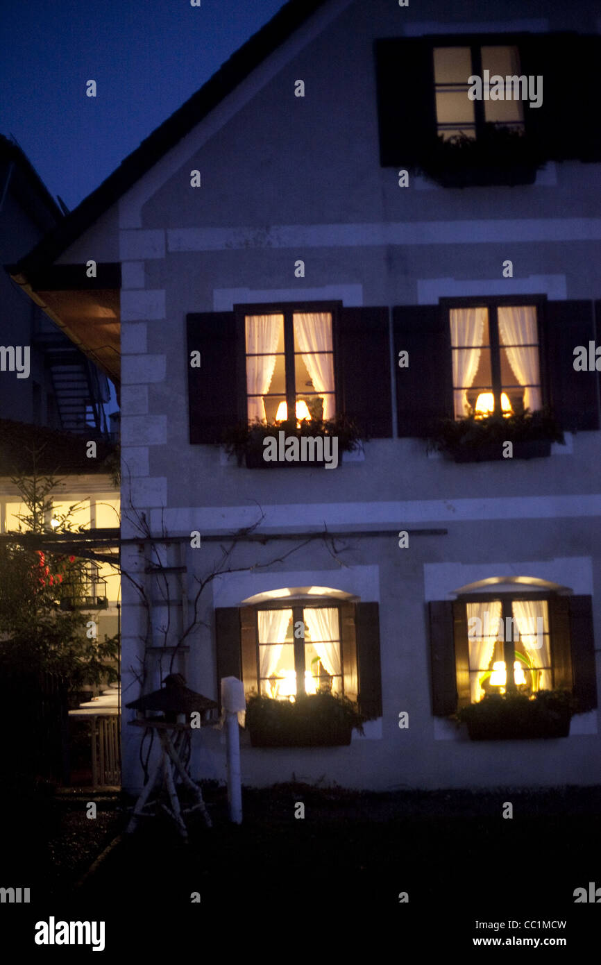 Night time traditional house hi-res stock photography and images - Alamy