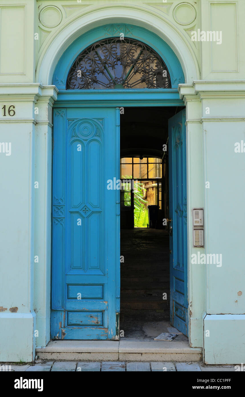 Open derelict door hi-res stock photography and images - Alamy