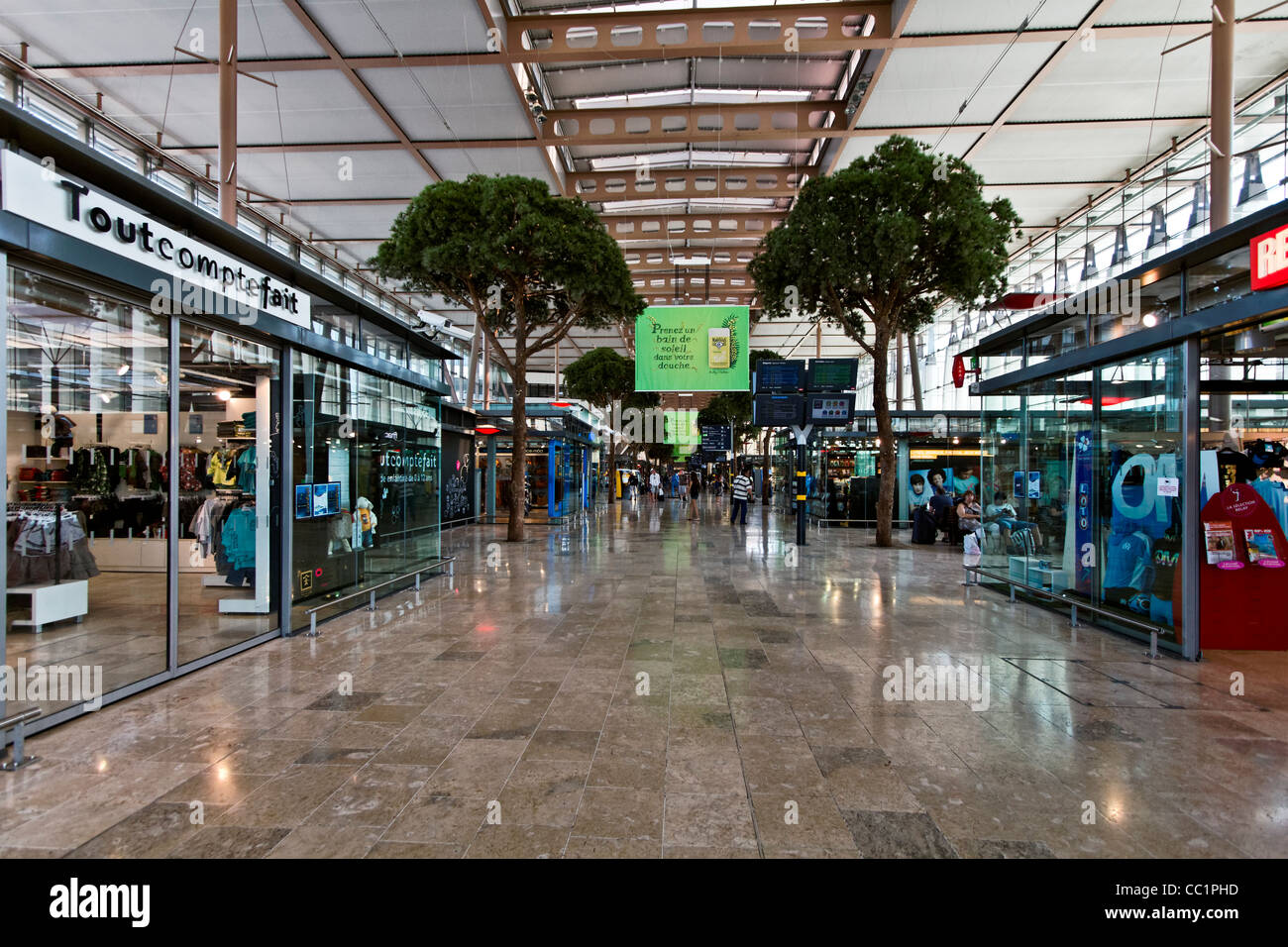Architecture shopping mall and railway railway hi-res stock photography ...