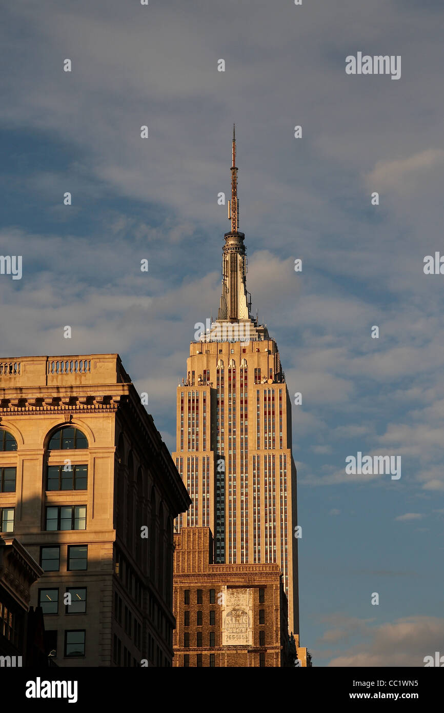 A view of the Empire State Building in the late afternoon sunlight ...