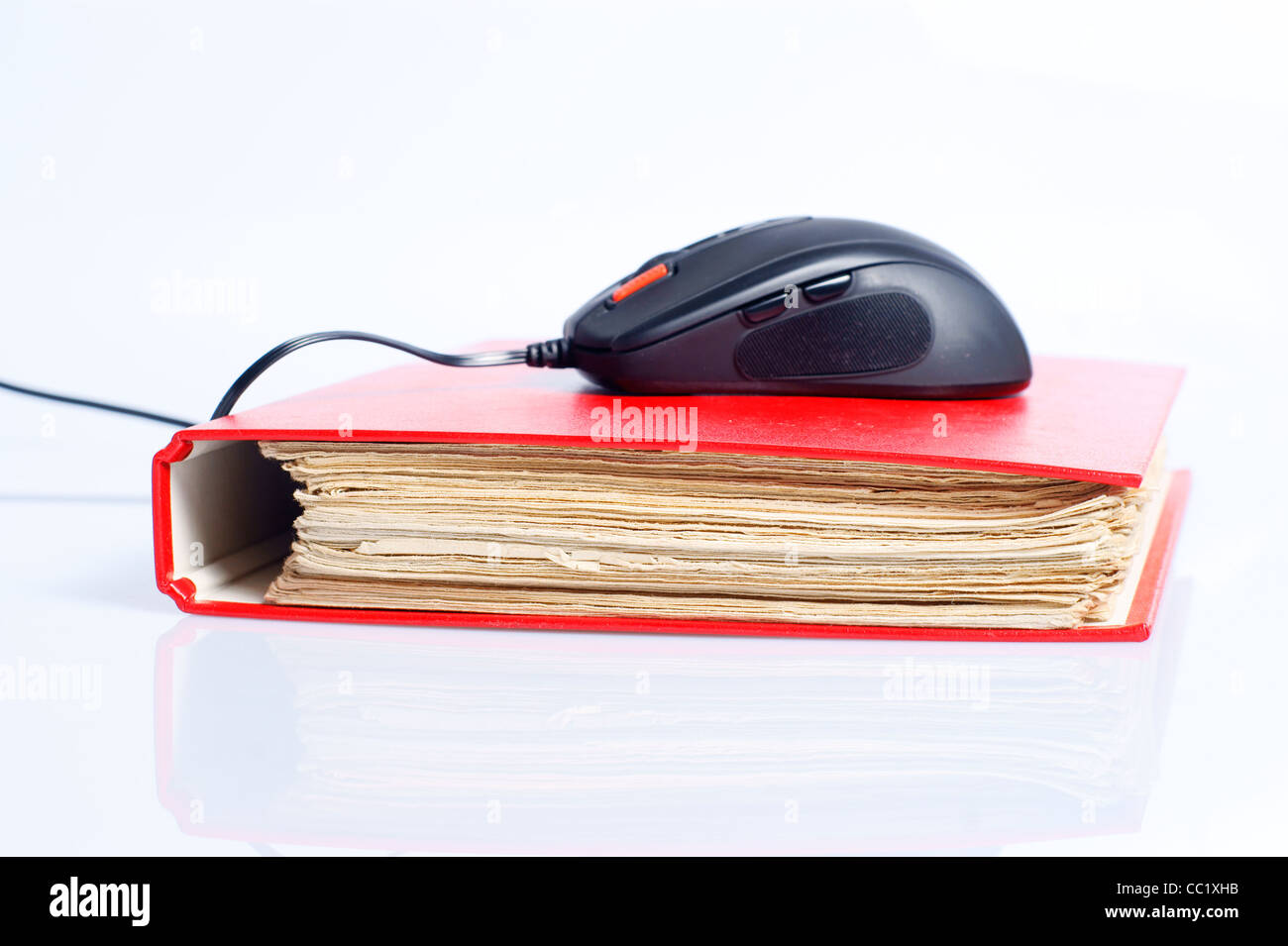 red file folder and mouse, white background Stock Photo - Alamy