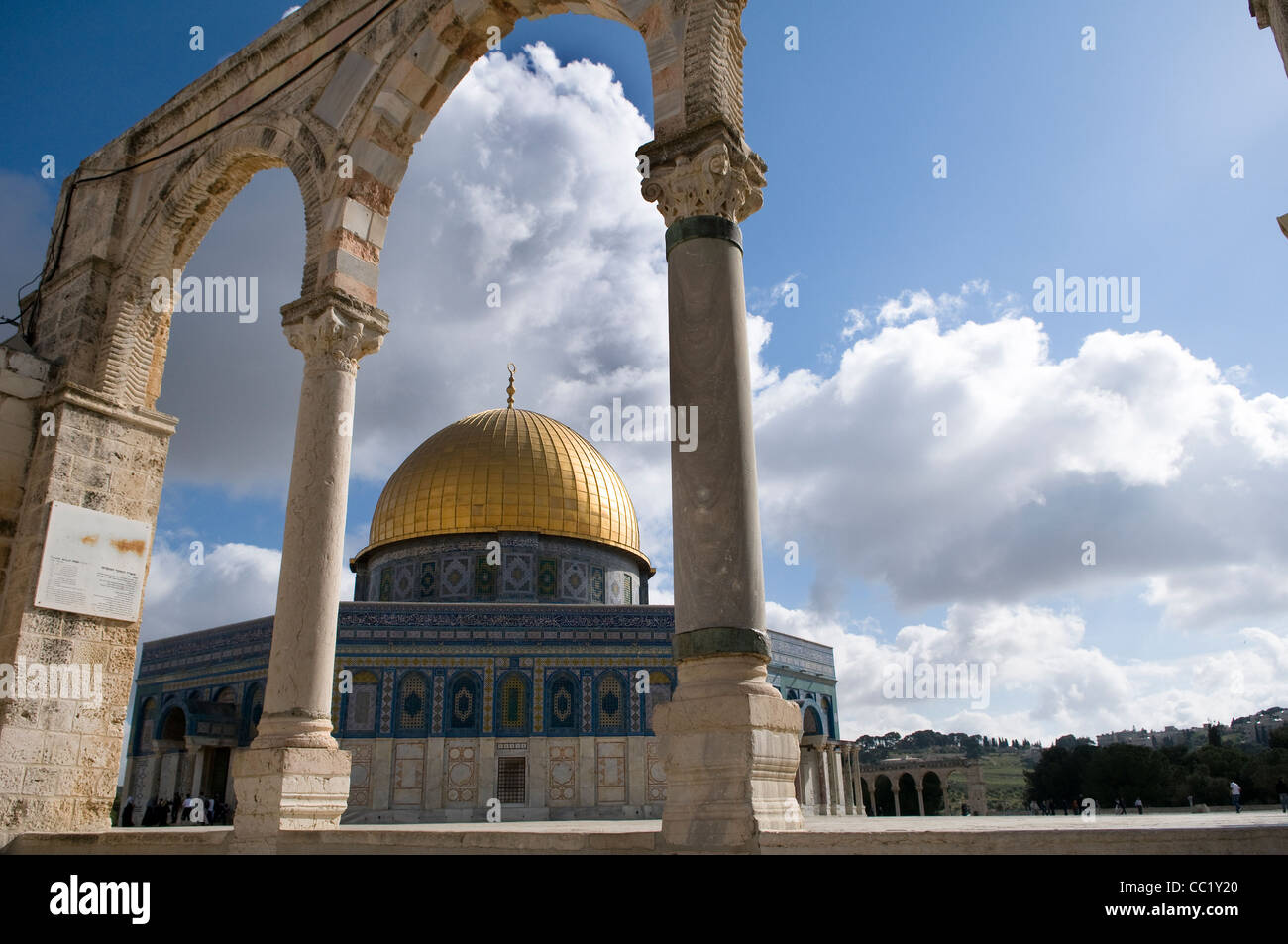 The beautiful Dome of the Rock on top of the Temple Mount in Jerusalem ...