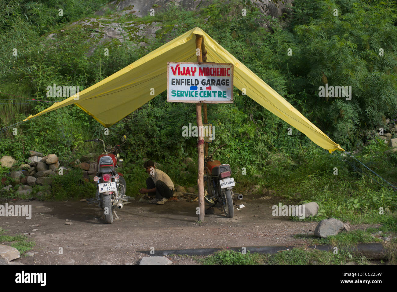 Mechanic roadside repair hi-res stock photography and images - Alamy