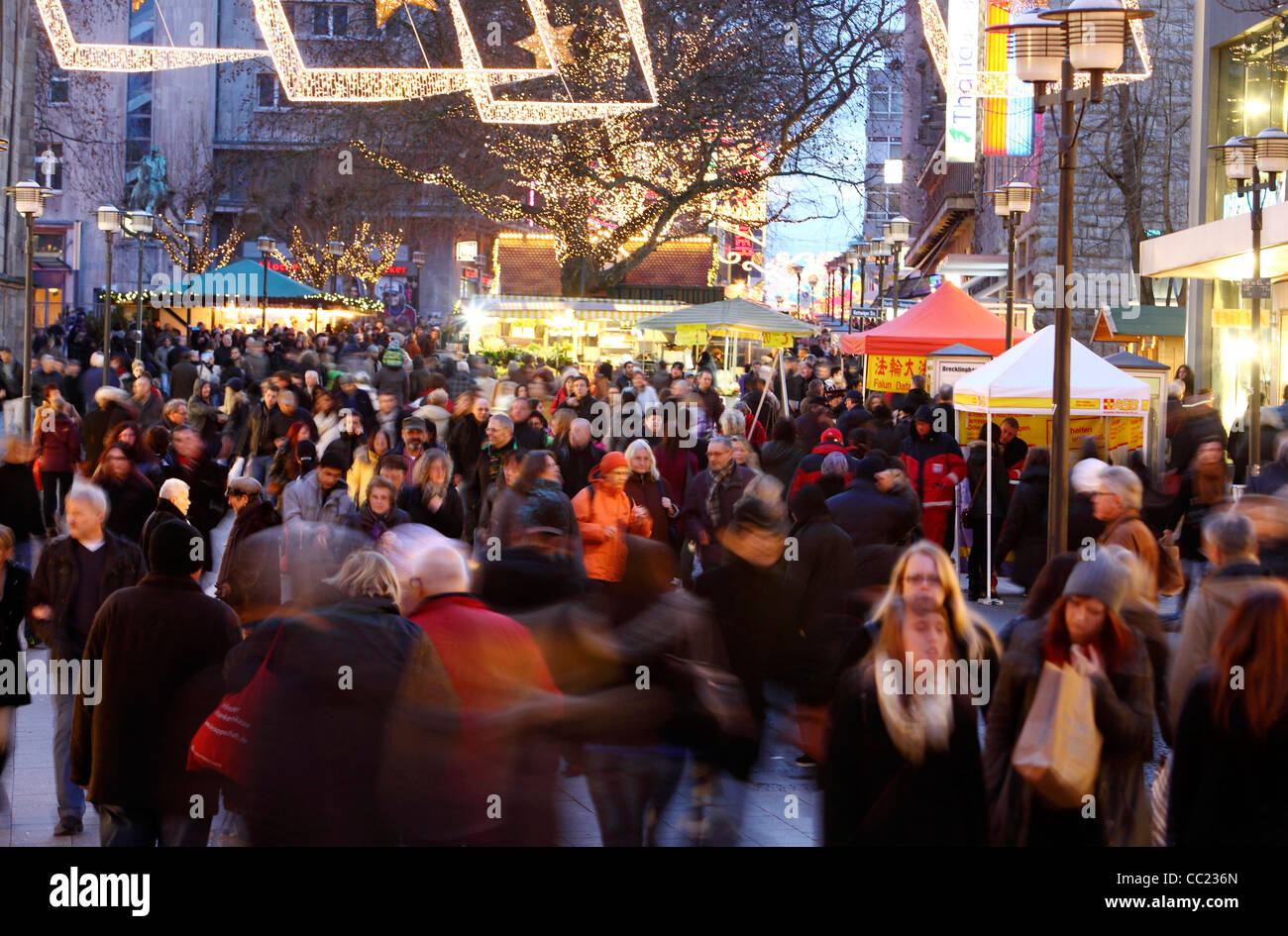 Street full of people hi-res stock photography and images - Alamy
