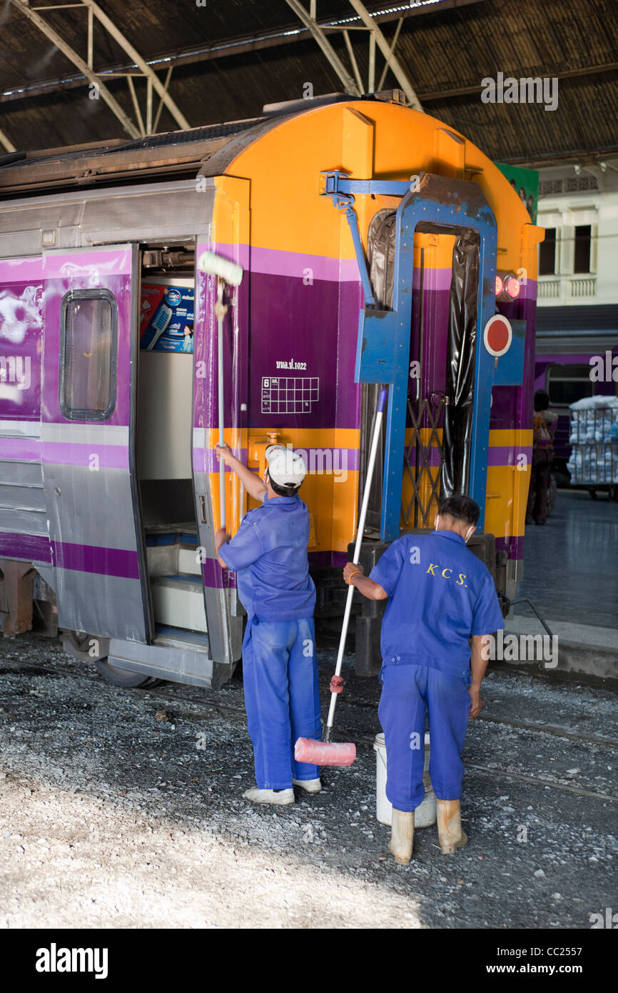 Cleaning Trains at Huamlamphong Railway Station Bangkok Stock Photo - Alamy