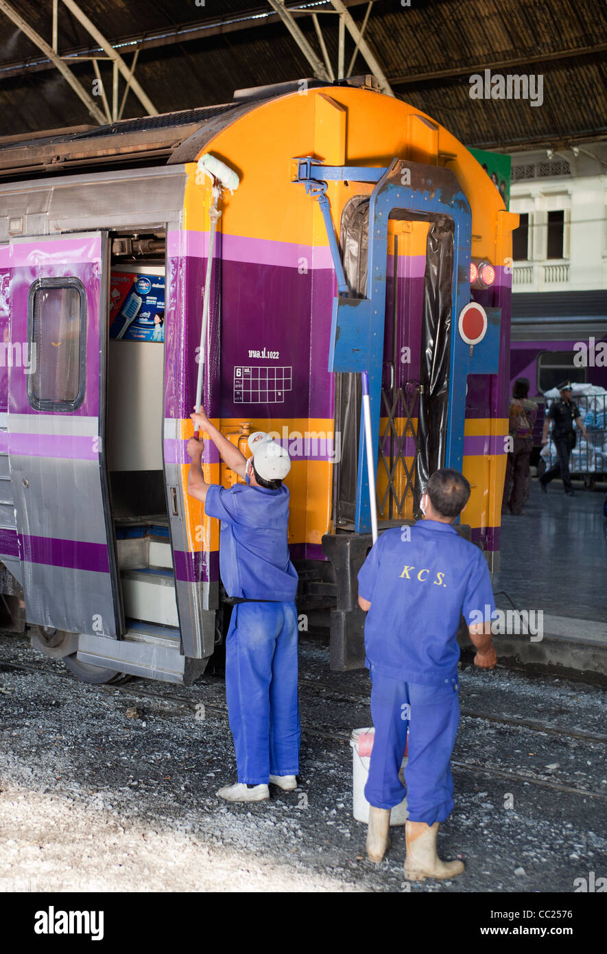 Cleaning trains train railway hi-res stock photography and images - Alamy