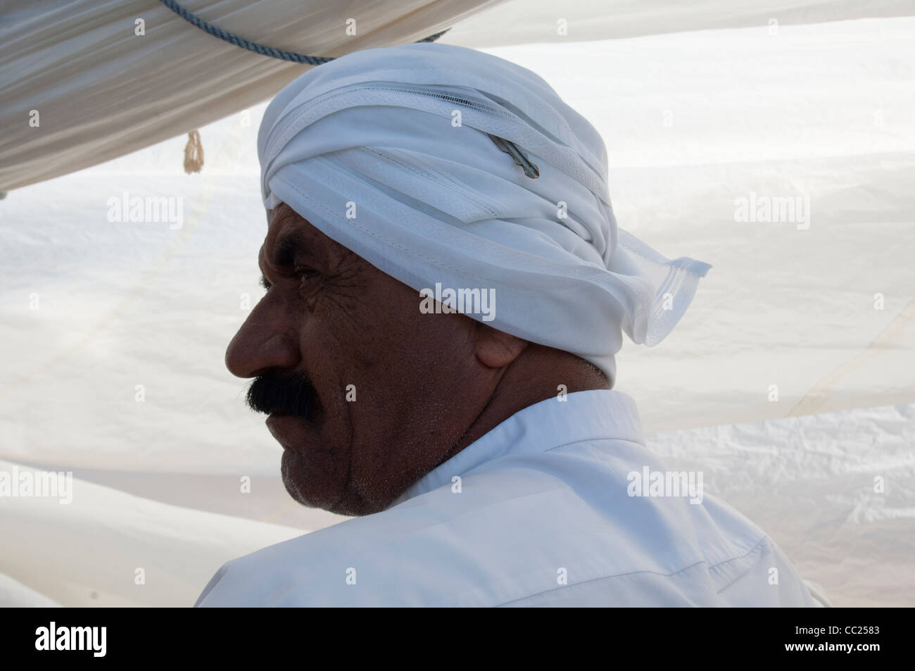 Arab male in traditional dress hi-res stock photography and images - Alamy