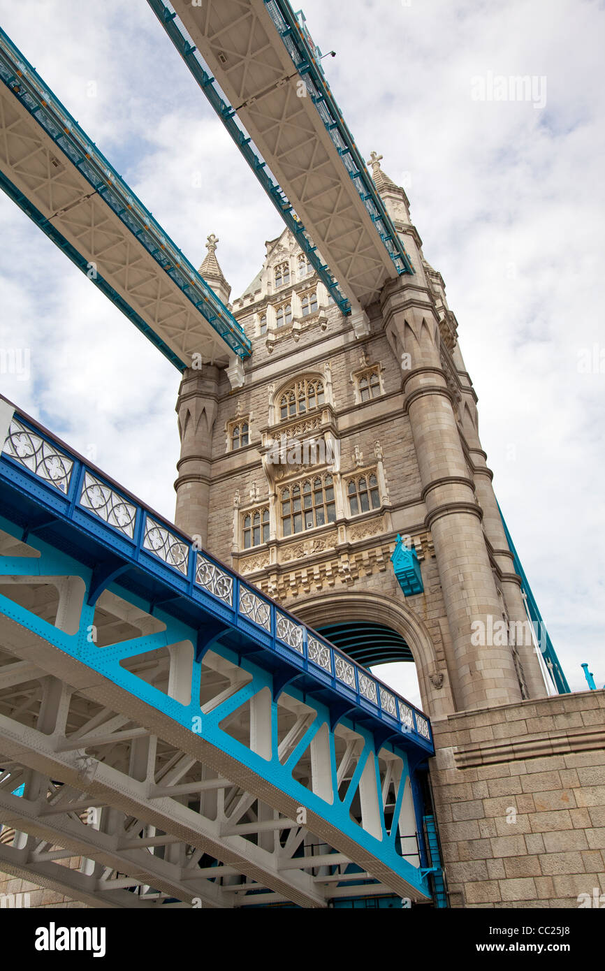 Tower bridge from river thames hi-res stock photography and images - Alamy