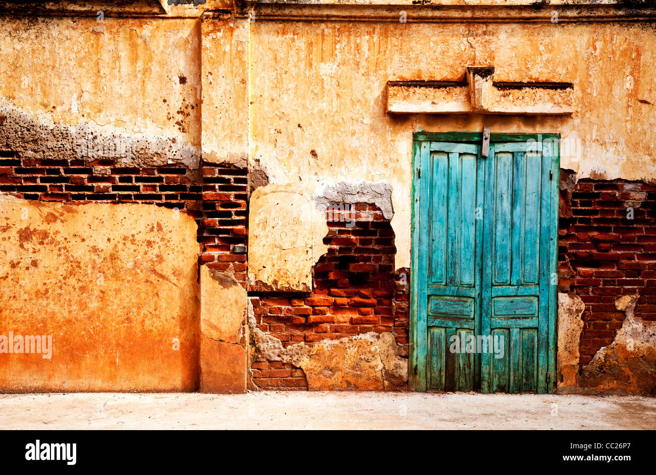 Crumbing walls hi-res stock photography and images - Alamy