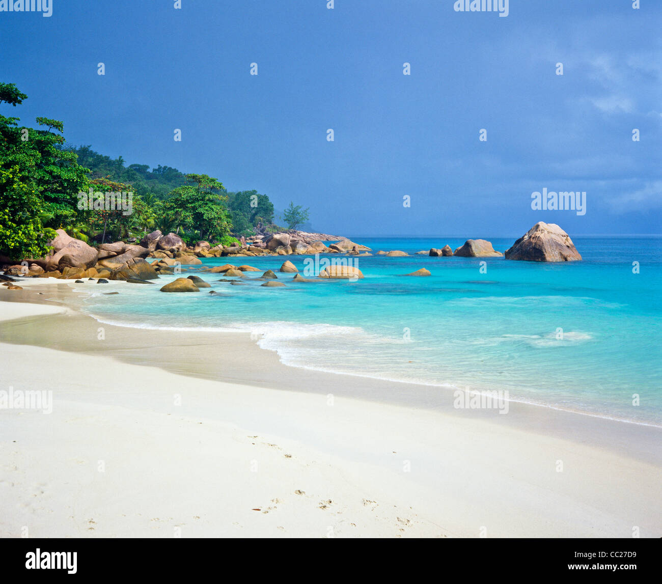 Beach with granite rocks, stormy sky, Indian ocean storm, Praslin ...