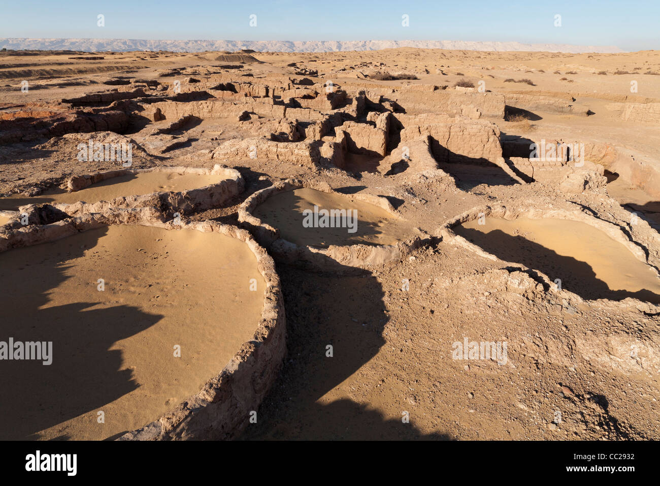 Ancient egypt mud brick houses hi-res stock photography and images - Alamy