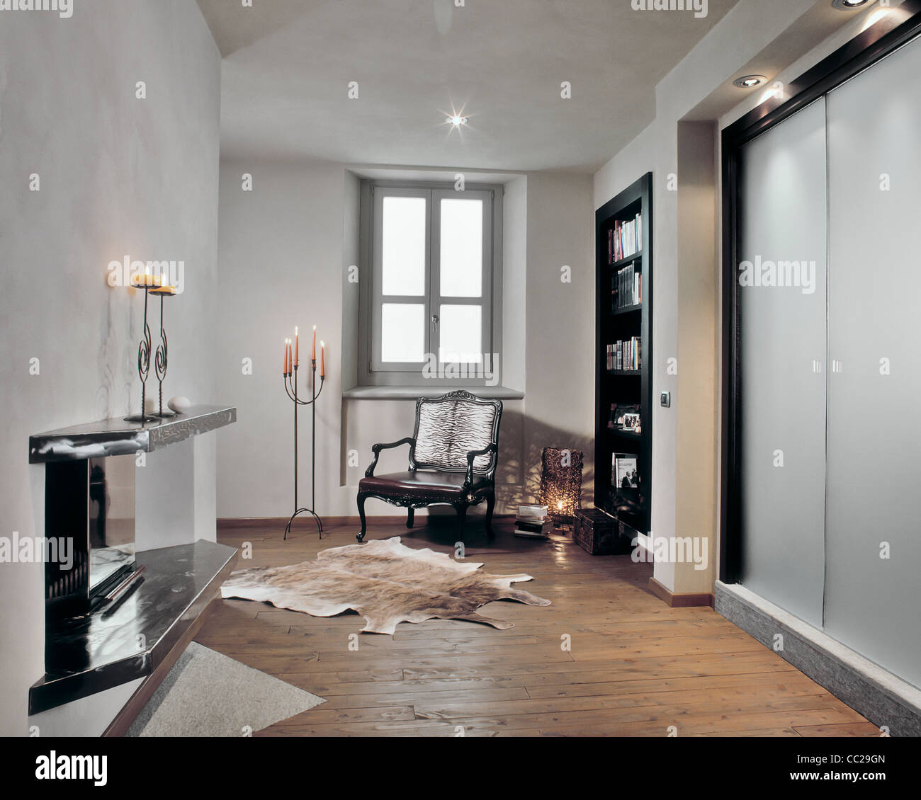 modern living room with fireplace and wood floor Stock Photo - Alamy