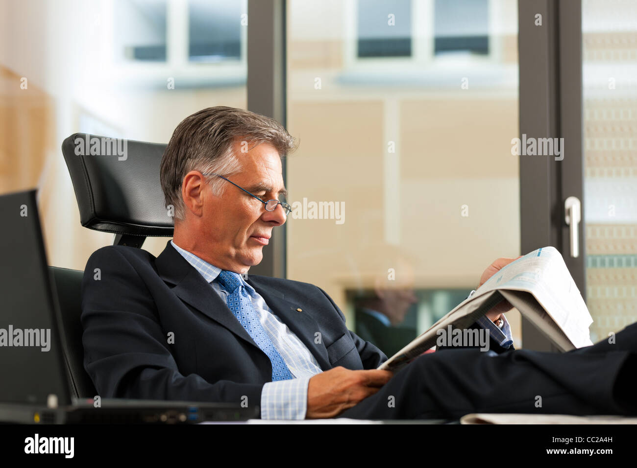 Financial business section newspaper hi-res stock photography and ...