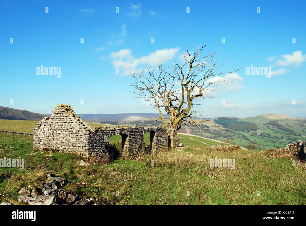 Ruined stone cottage hi-res stock photography and images - Alamy