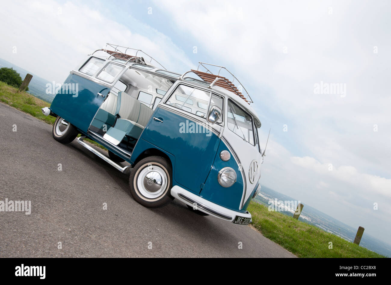 1965 Volkswagen Splitscreen 'splitty' microbus Stock Photo - Alamy