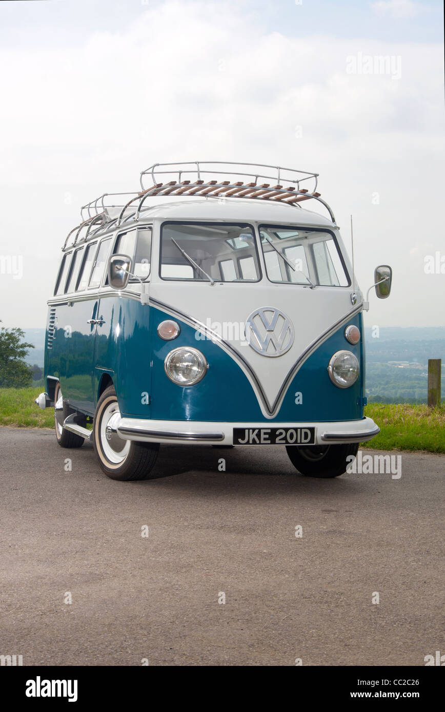 1965 Volkswagen Splitscreen 'splitty' microbus Stock Photo - Alamy