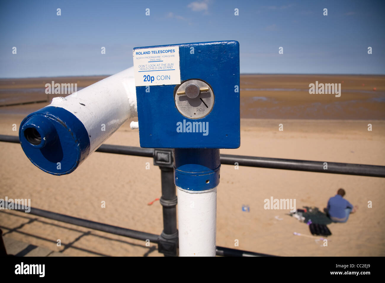 A beach telescope overlooking the beach at Cleethorpes on a sunny day ...