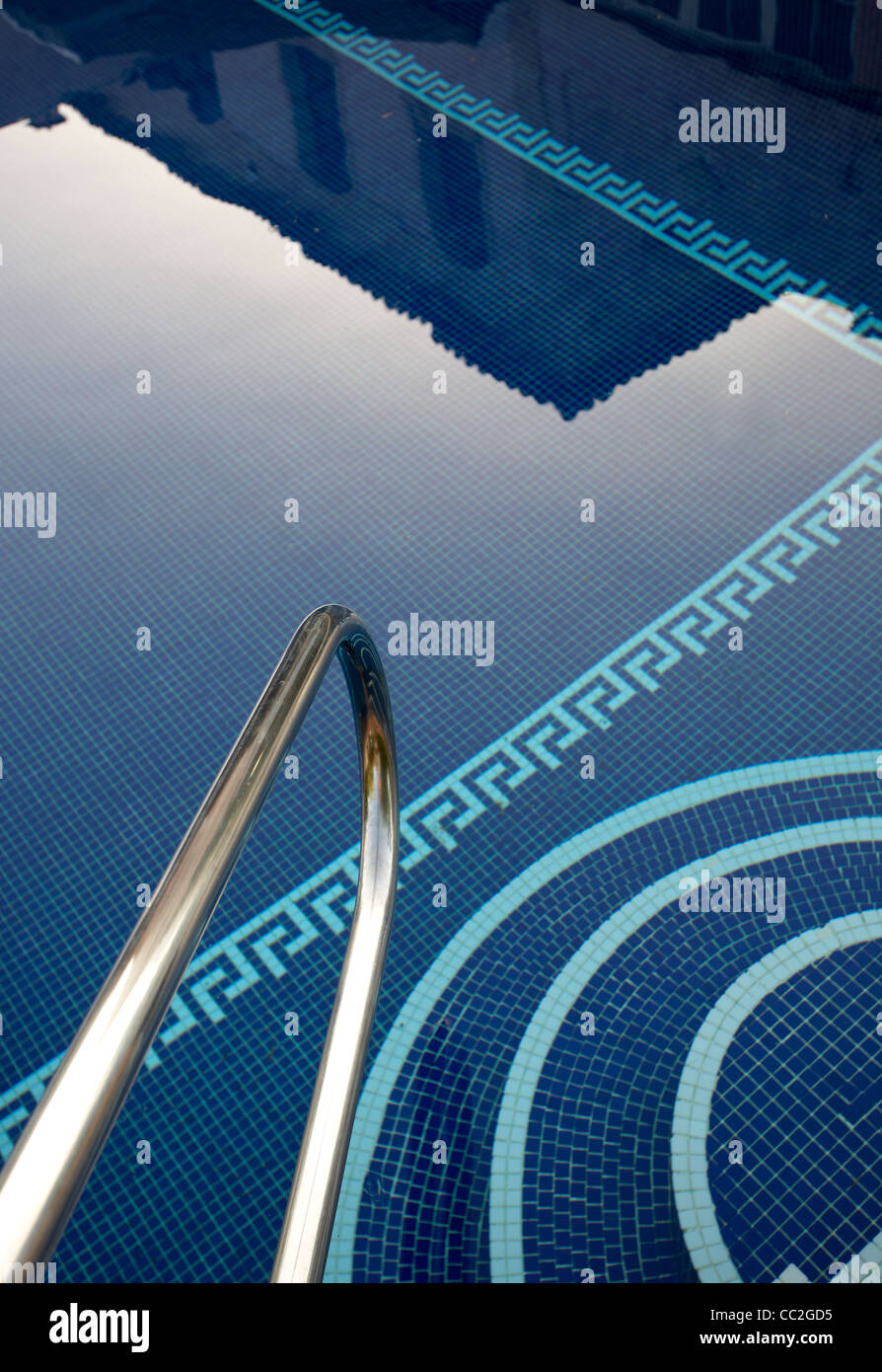 Detail take of a pool with an exclusive villa reflecting in it Stock ...