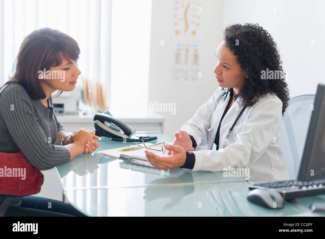 Doctor with patient hi-res stock photography and images - Alamy