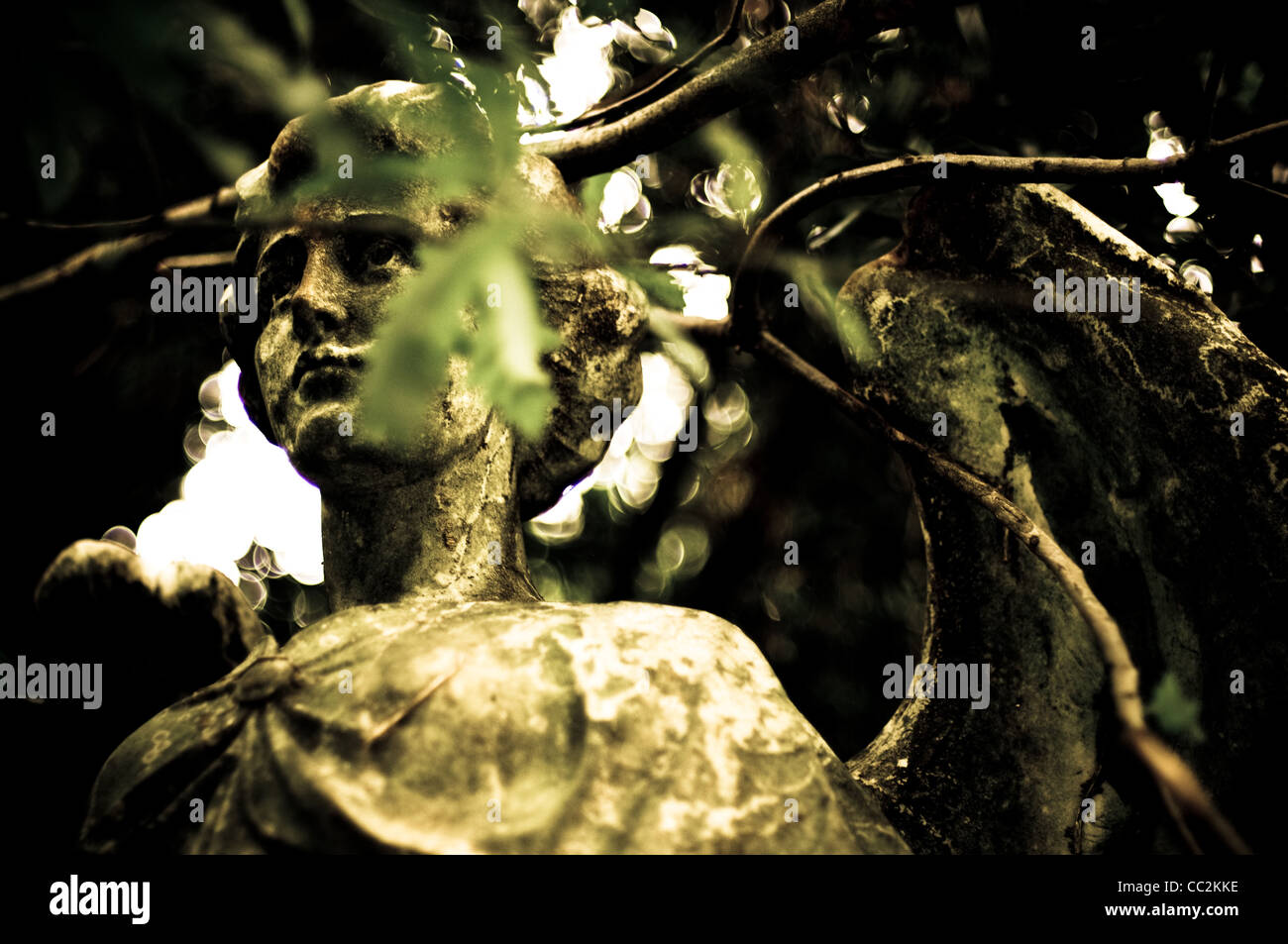 Female statue in mourning hi-res stock photography and images - Alamy