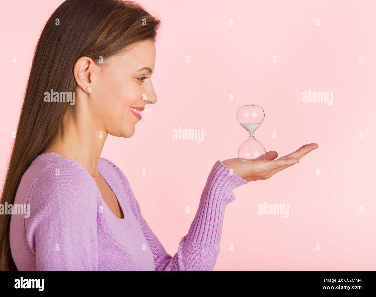 Woman hand holding hourglass hi-res stock photography and images - Alamy