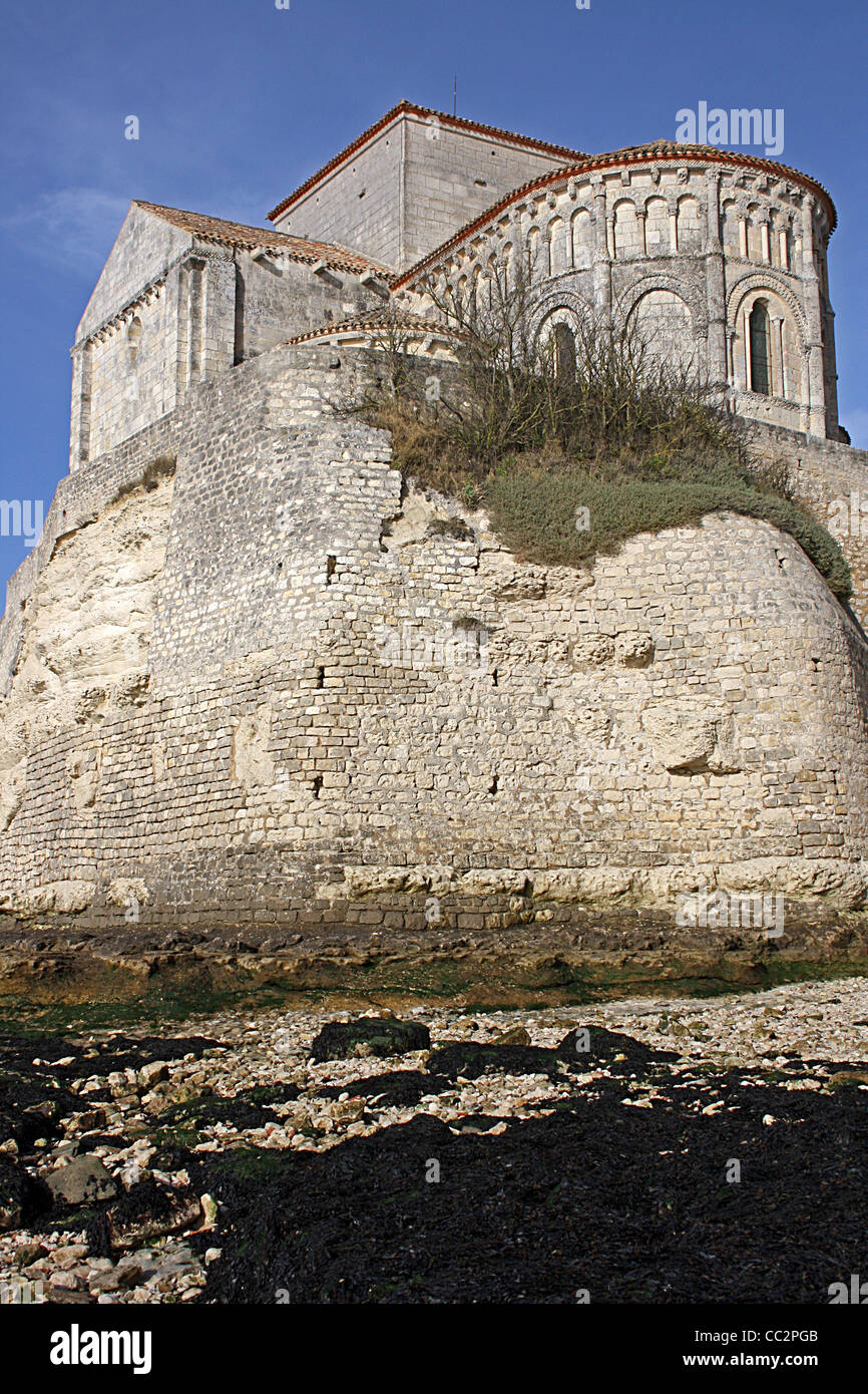 Talmont-sur-Gironde, cliff-top church of St Radegonde Stock Photo - Alamy