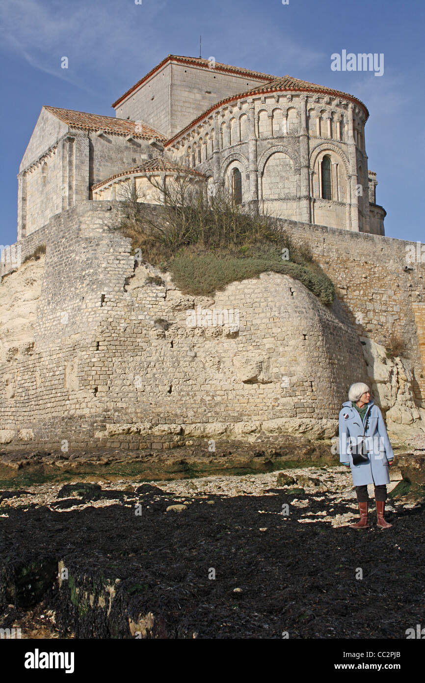 Talmont-sur-Gironde, cliff-top church of St Radegonde Stock Photo - Alamy