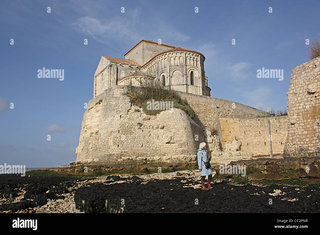 Talmont-sur-Gironde, cliff-top church of St Radegonde Stock Photo - Alamy