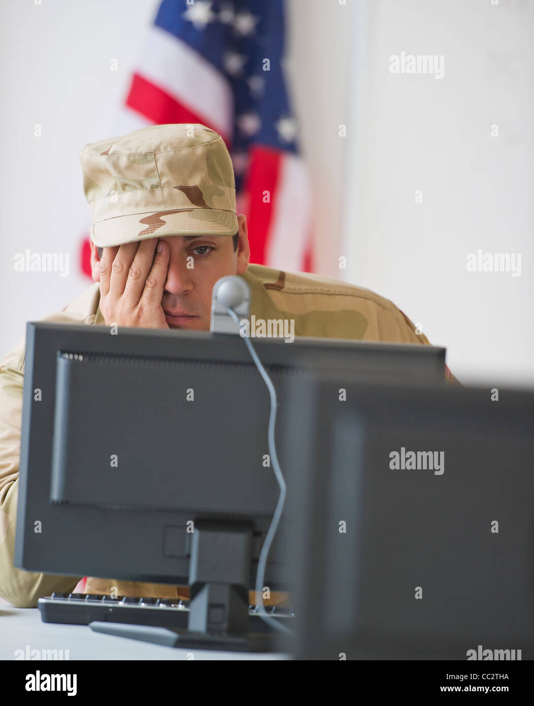 Soldier computer hi-res stock photography and images - Alamy
