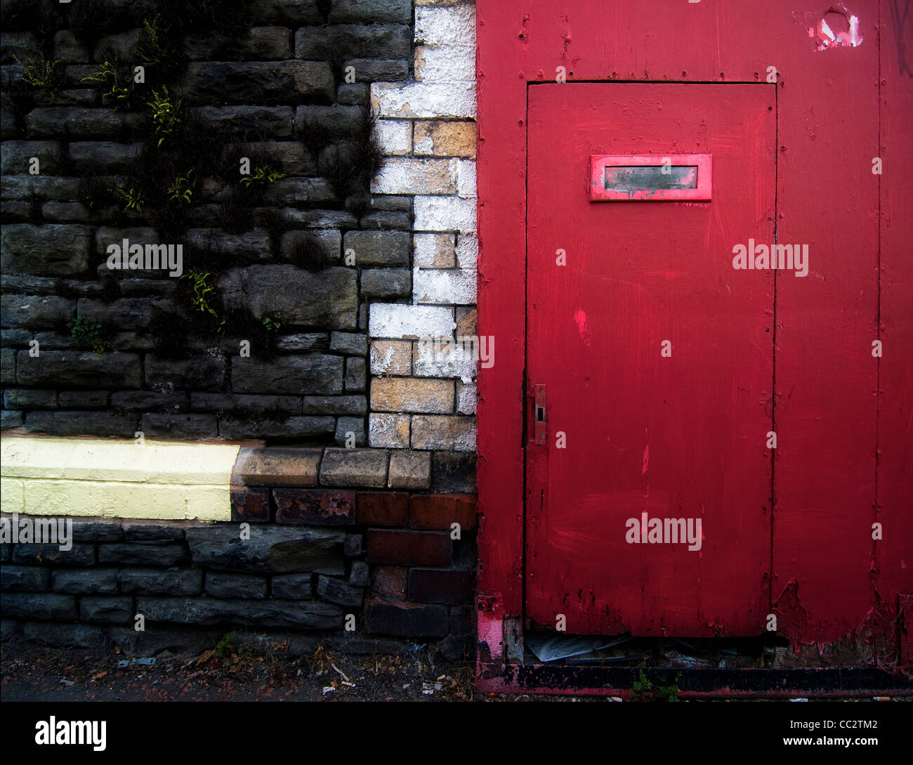 Derelict red door Stock Photo - Alamy