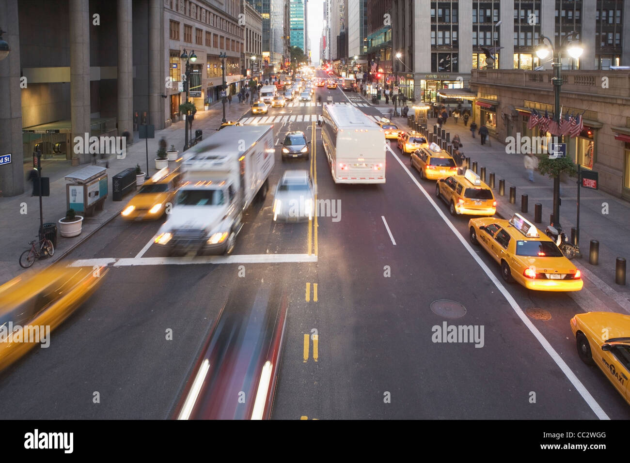 Street city life hi-res stock photography and images - Alamy