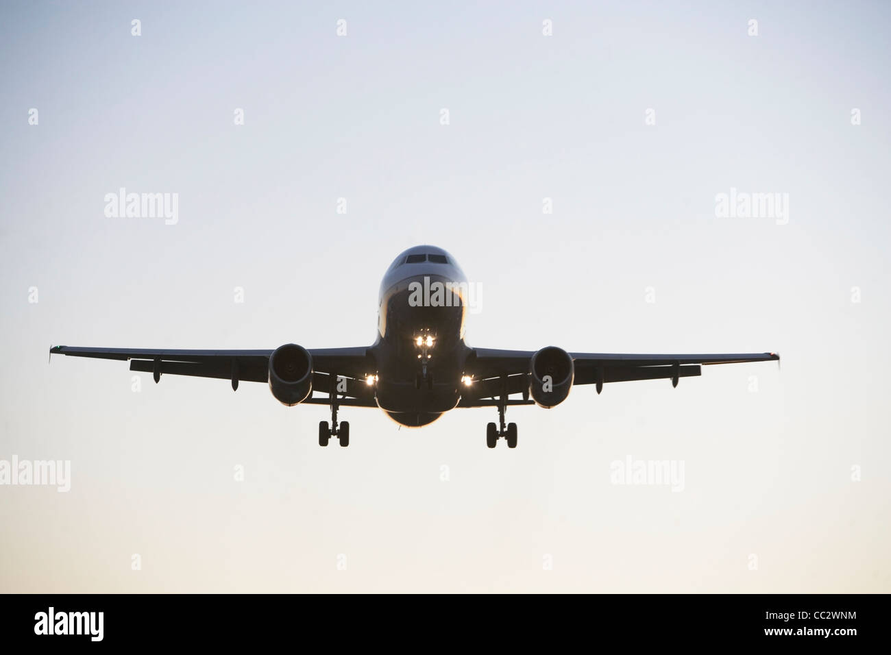 Front commercial aircraft flying hi-res stock photography and images ...