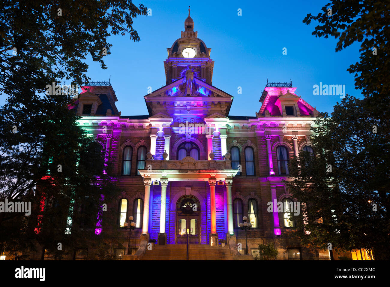 USA, Ohio, Cambridge, Town hall with colorful lights at dusk Stock ...