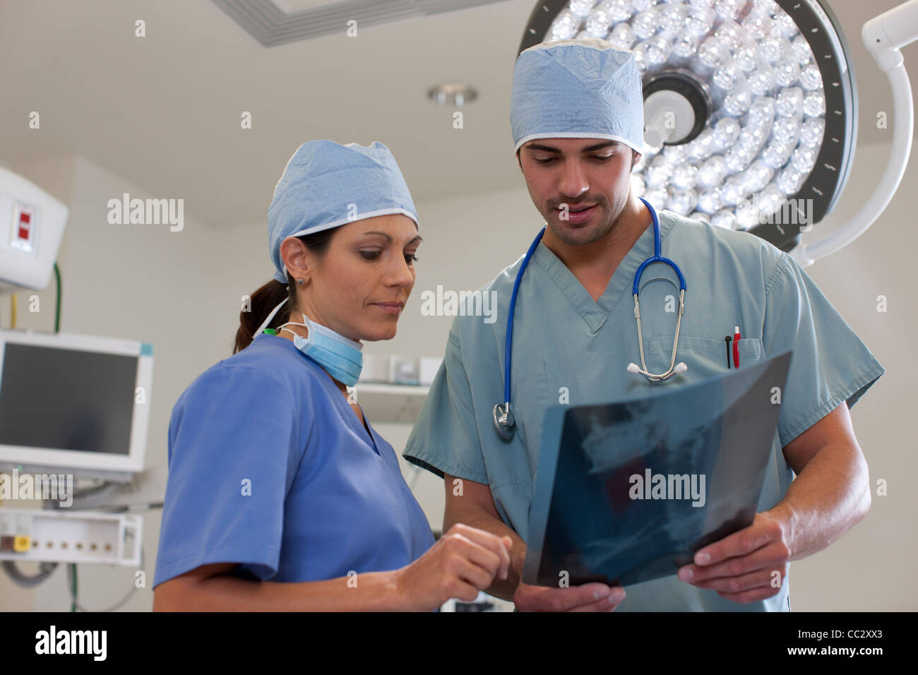 USA, Arizona, Phoenix, Surgeons looking at x-ray Stock Photo - Alamy