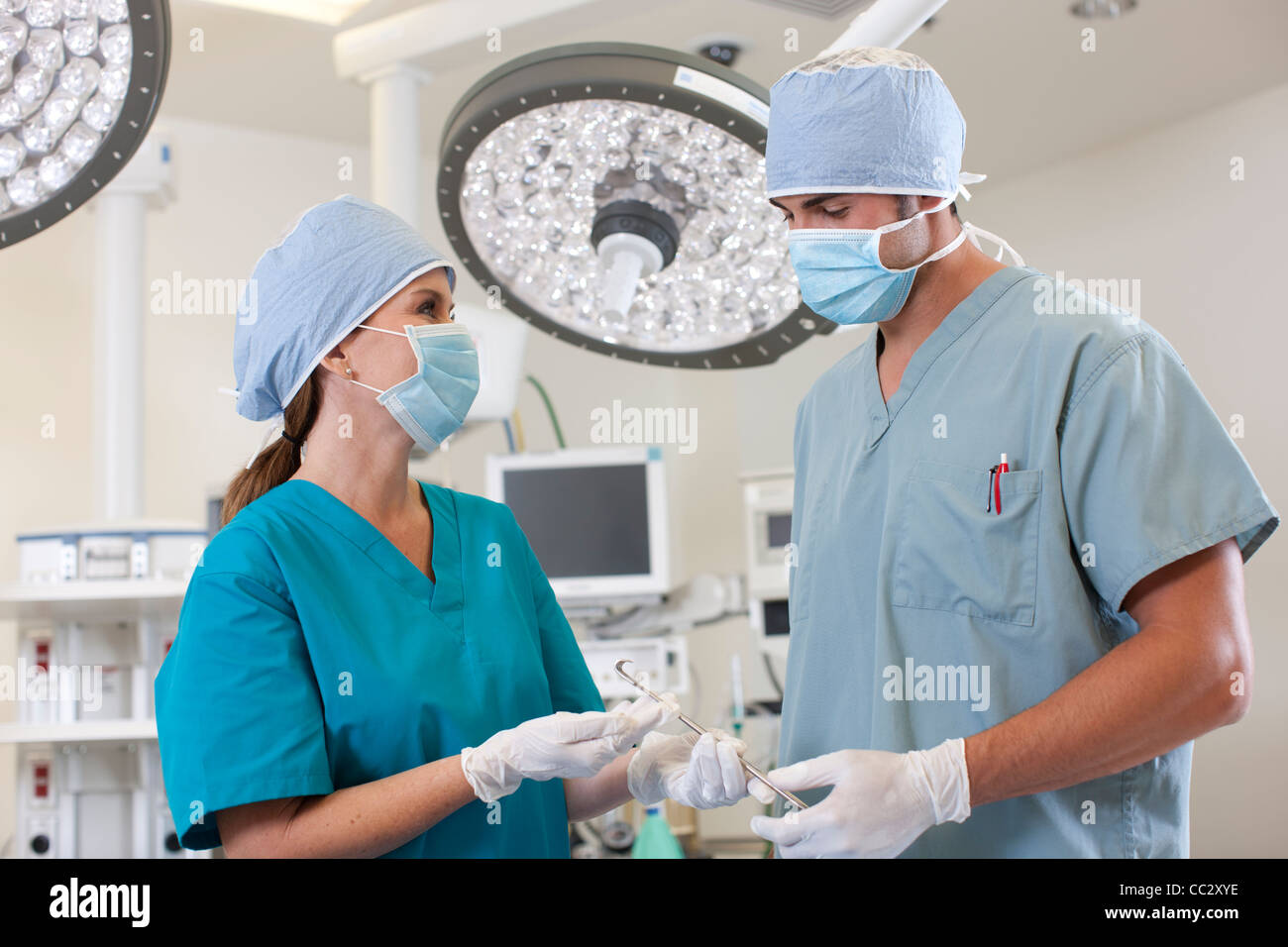 Surgeon operating room hi-res stock photography and images - Alamy