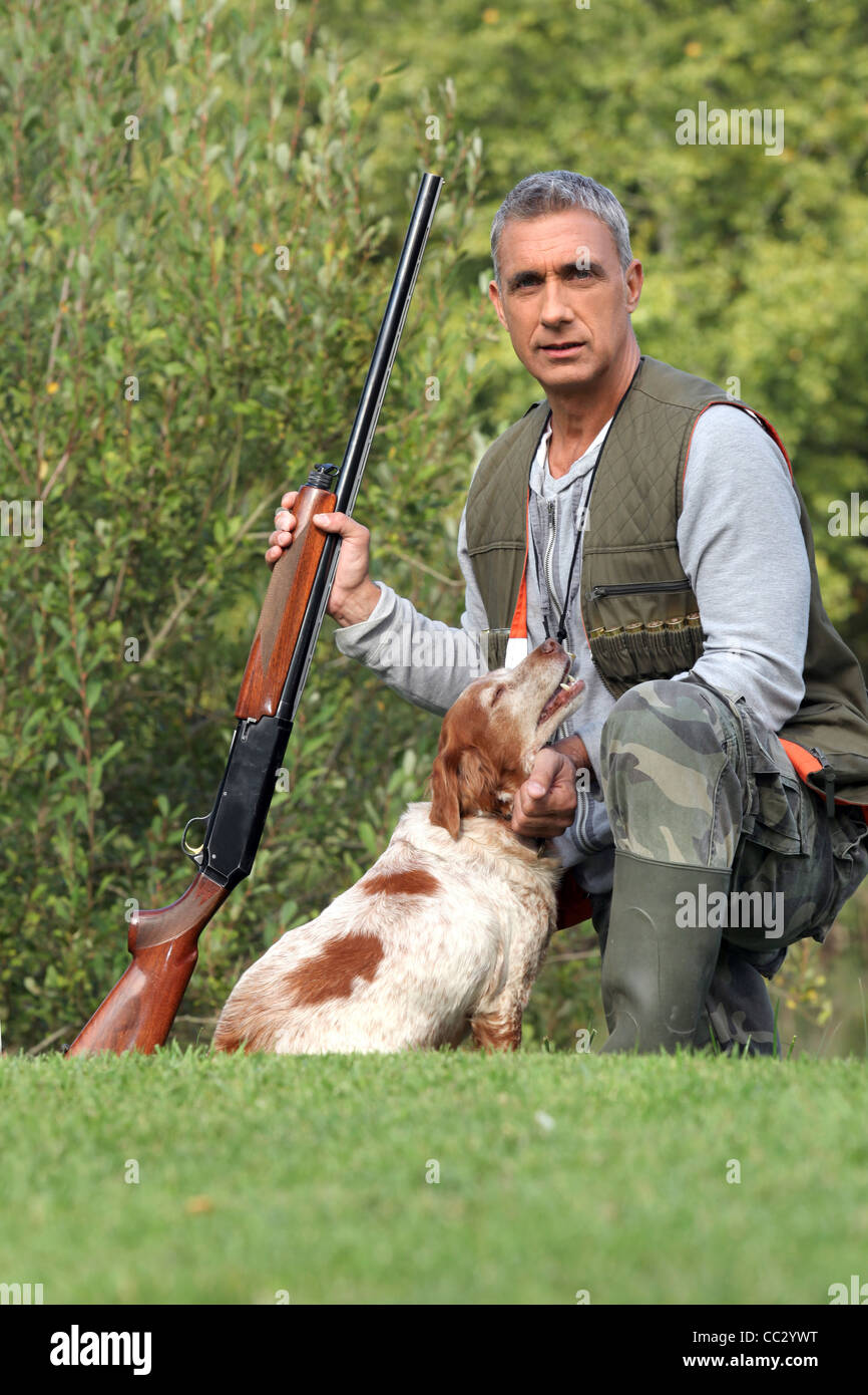 Hunter with shotgun and spaniel Stock Photo - Alamy