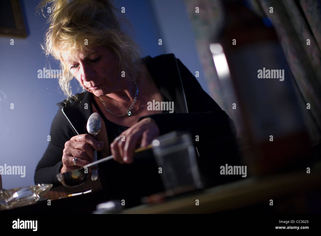 Crack addict freebasing in Montreal, Canada Stock Photo: 41862525 - Alamy