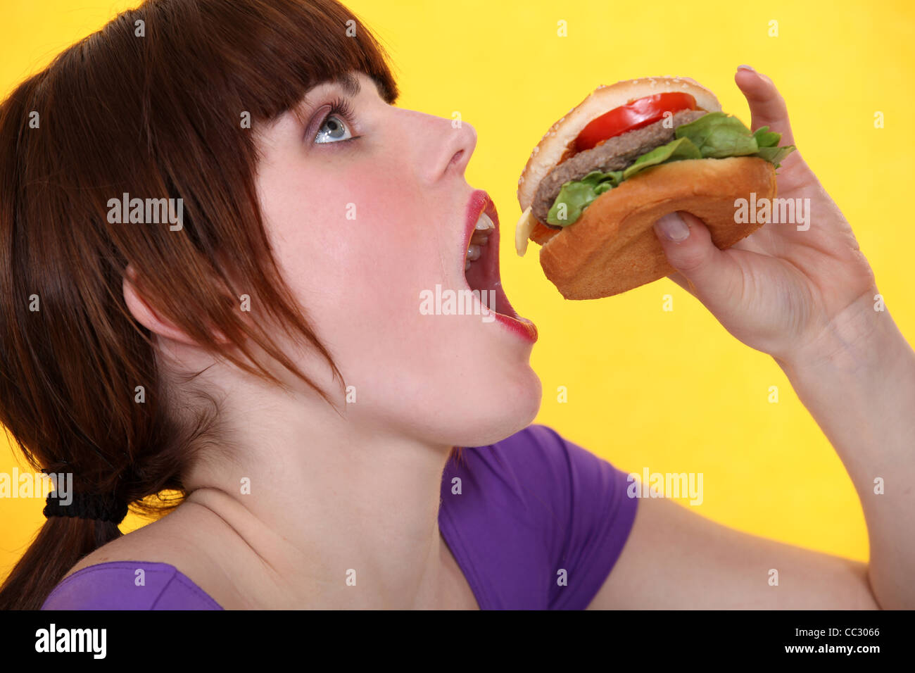 teenager eating hamburger Stock Photo - Alamy