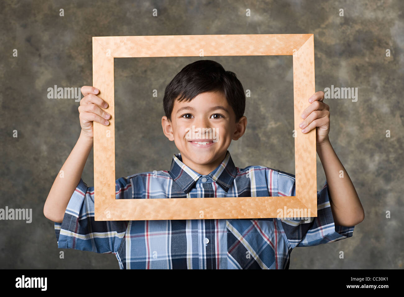 Boy looking through frame hi-res stock photography and images - Alamy