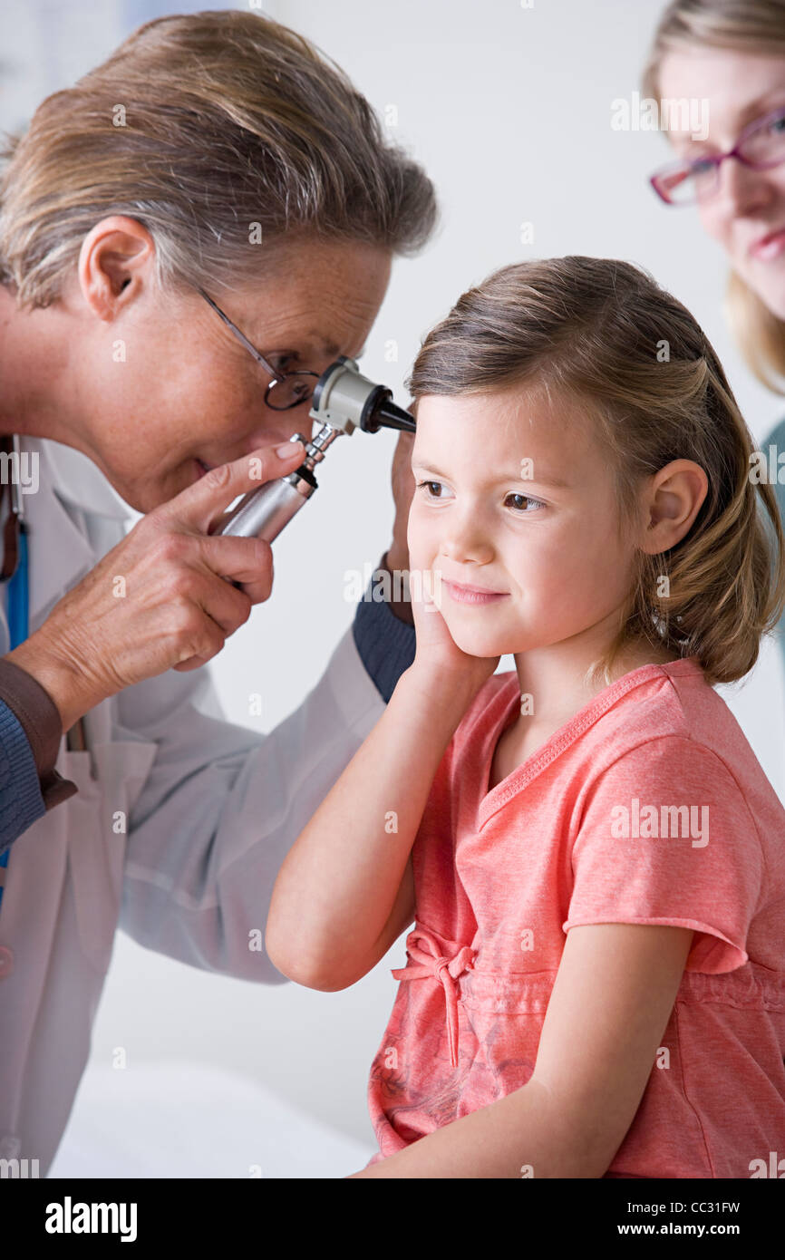 USA, California, Los Angeles, Female doctor examining small girl (4-5 ...