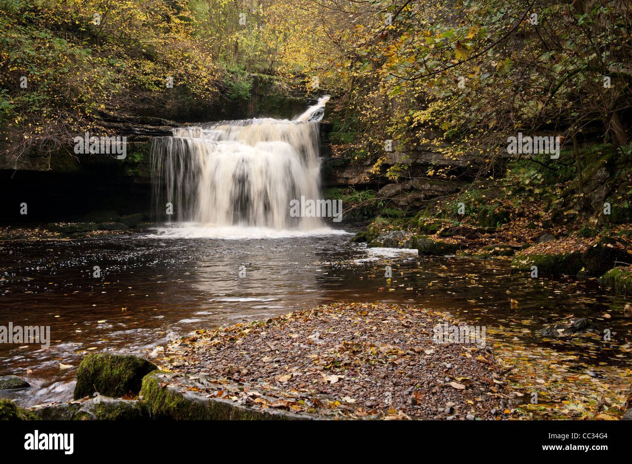 West burton falls yorkshire dales hi-res stock photography and images ...