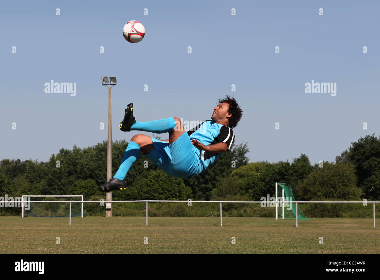 Footballer kicking ball hi-res stock photography and images - Alamy