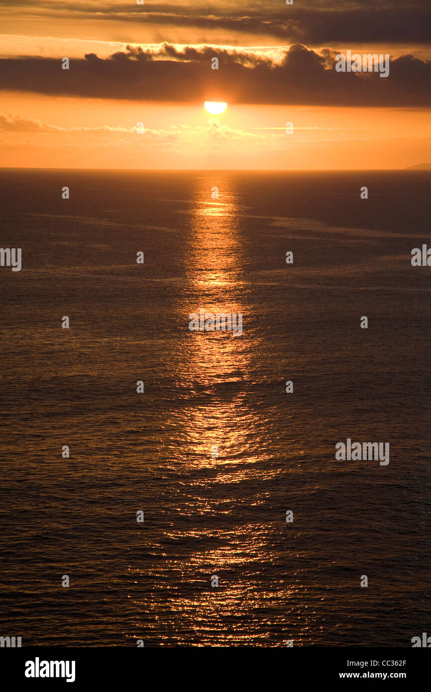 The sun sets over the Atlantic Ocean at St Agnes, North Cornwall Stock ...