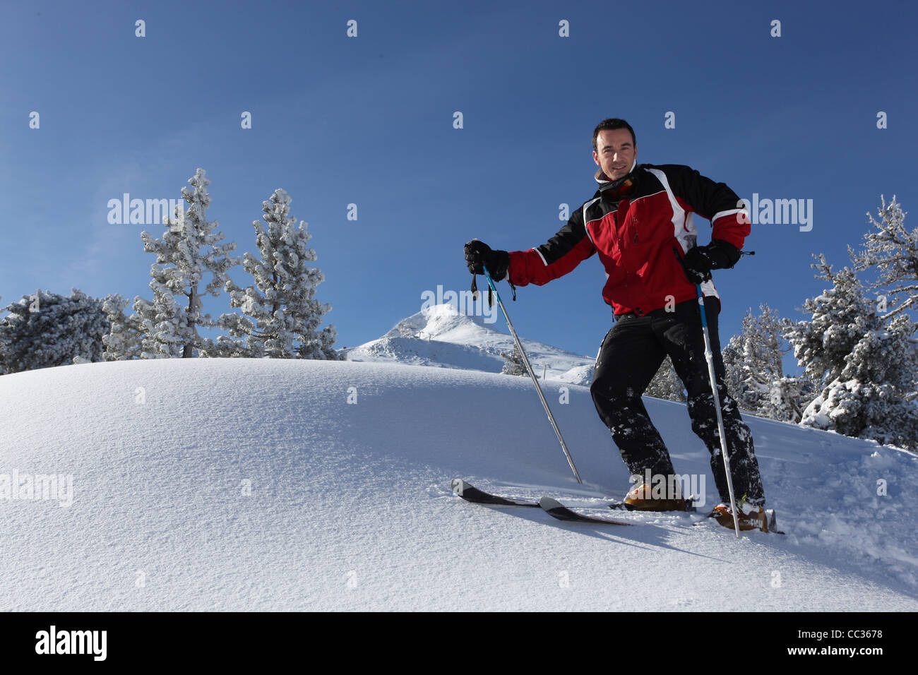 Off trail downhill skiing hi-res stock photography and images - Alamy