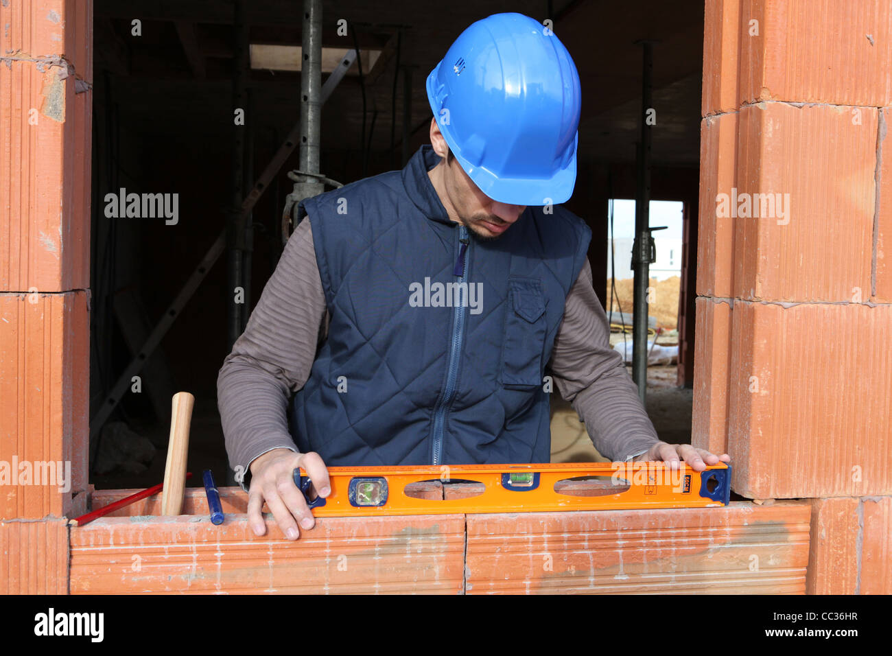 bricklayer taking measurements Stock Photo - Alamy