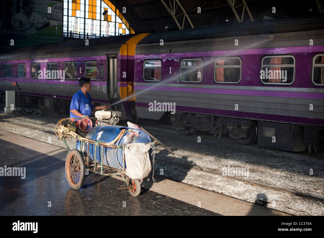 Cleaning trains train railway hi-res stock photography and images - Alamy