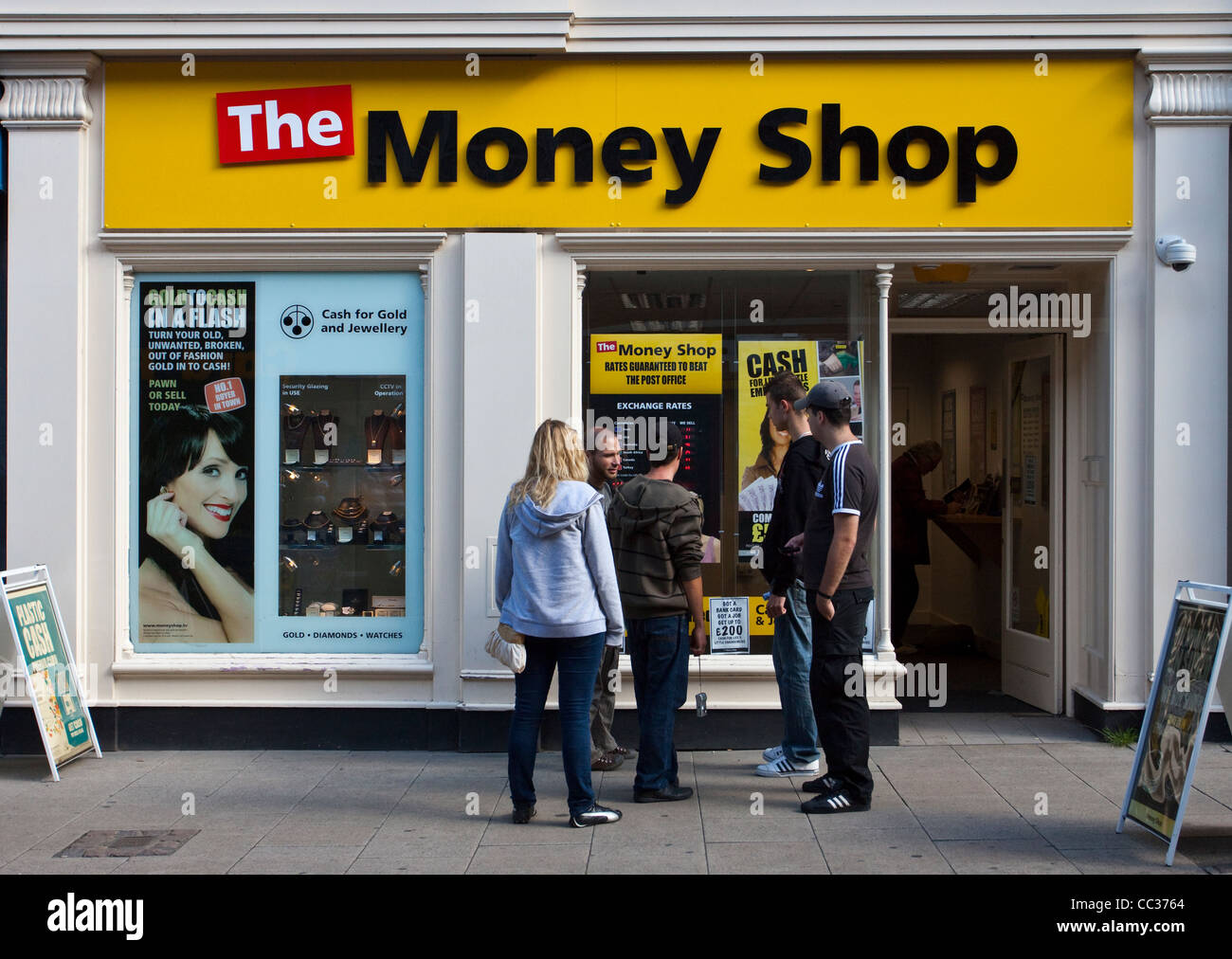 High street shop uk hi-res stock photography and images - Alamy